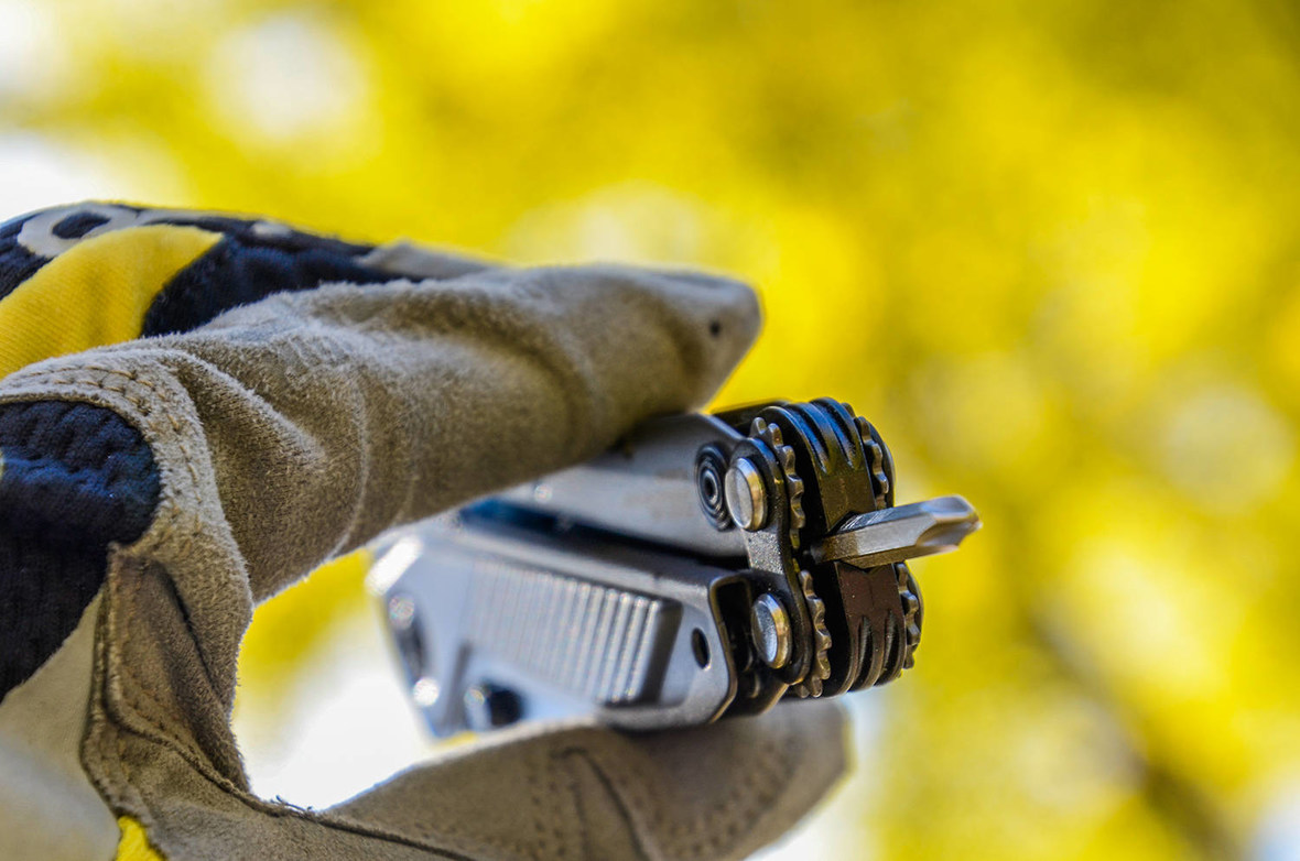 单手操作、机械助力、轻便小巧：SOG FM多功能钳 - 太火鸟-B2B工业设计与产品创新SaaS平台